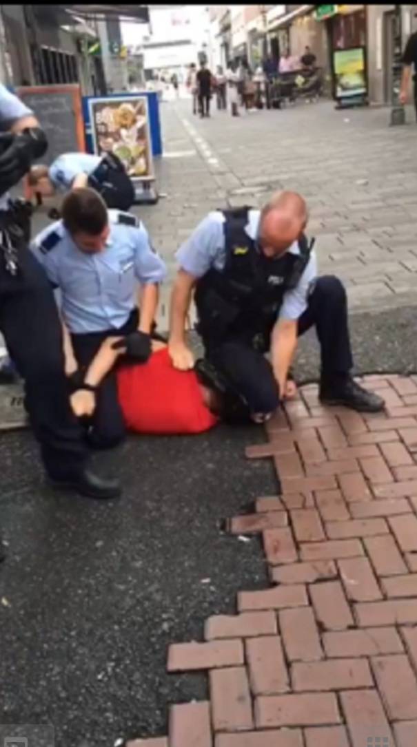 Germany: Two Duesseldorf police officers caught on camera pinning a ...