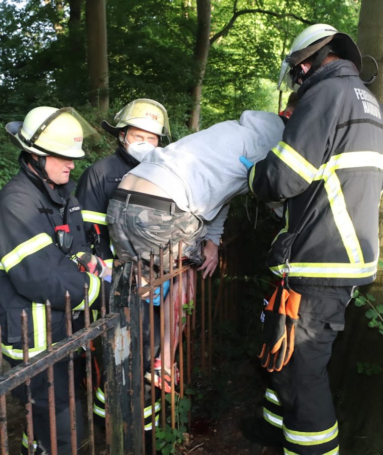 Germany, Man impaled by 5cm thick park fence - IMAGES